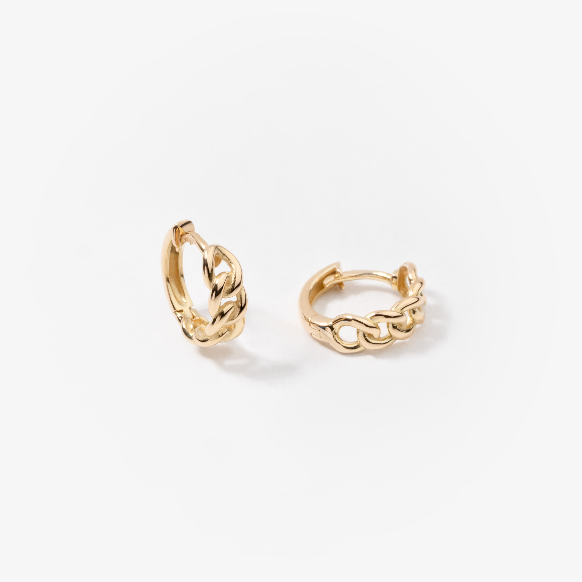 Tiny chain hoops in gold | Venetia Vildiridis E-Shop